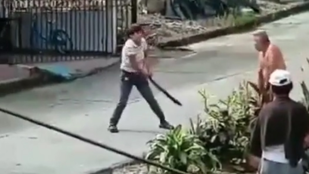EN VIDEO: Con machete en mano, una mujer hirió a un vecino y por poco ...